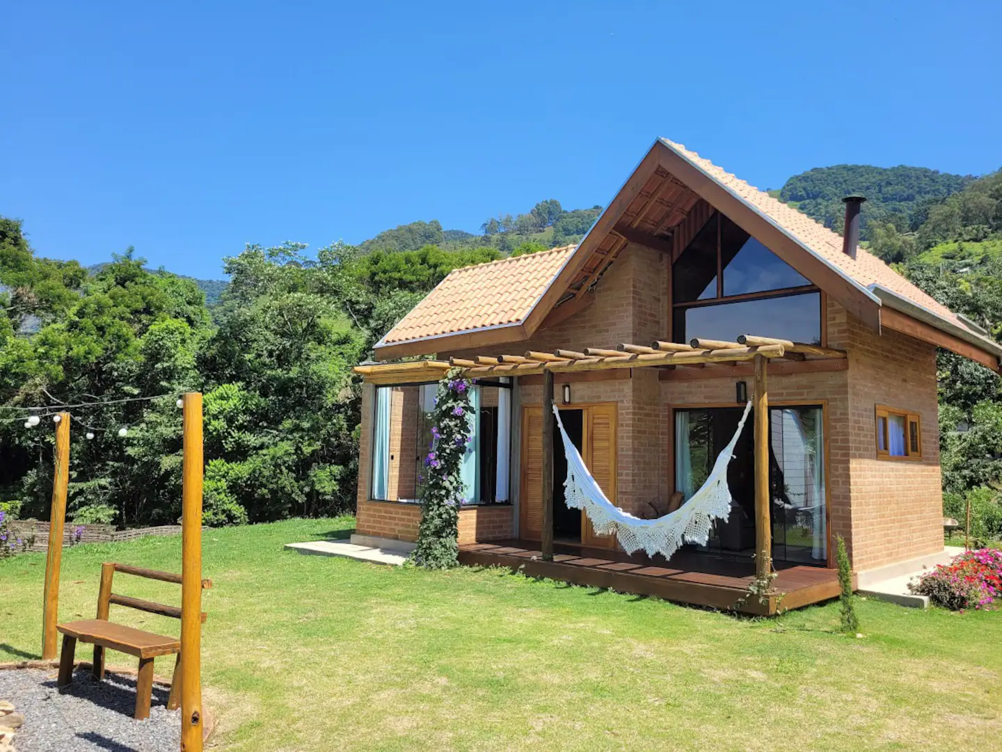 Chalé romântico com vista da Pedra do Baú | Reserve na Holmy