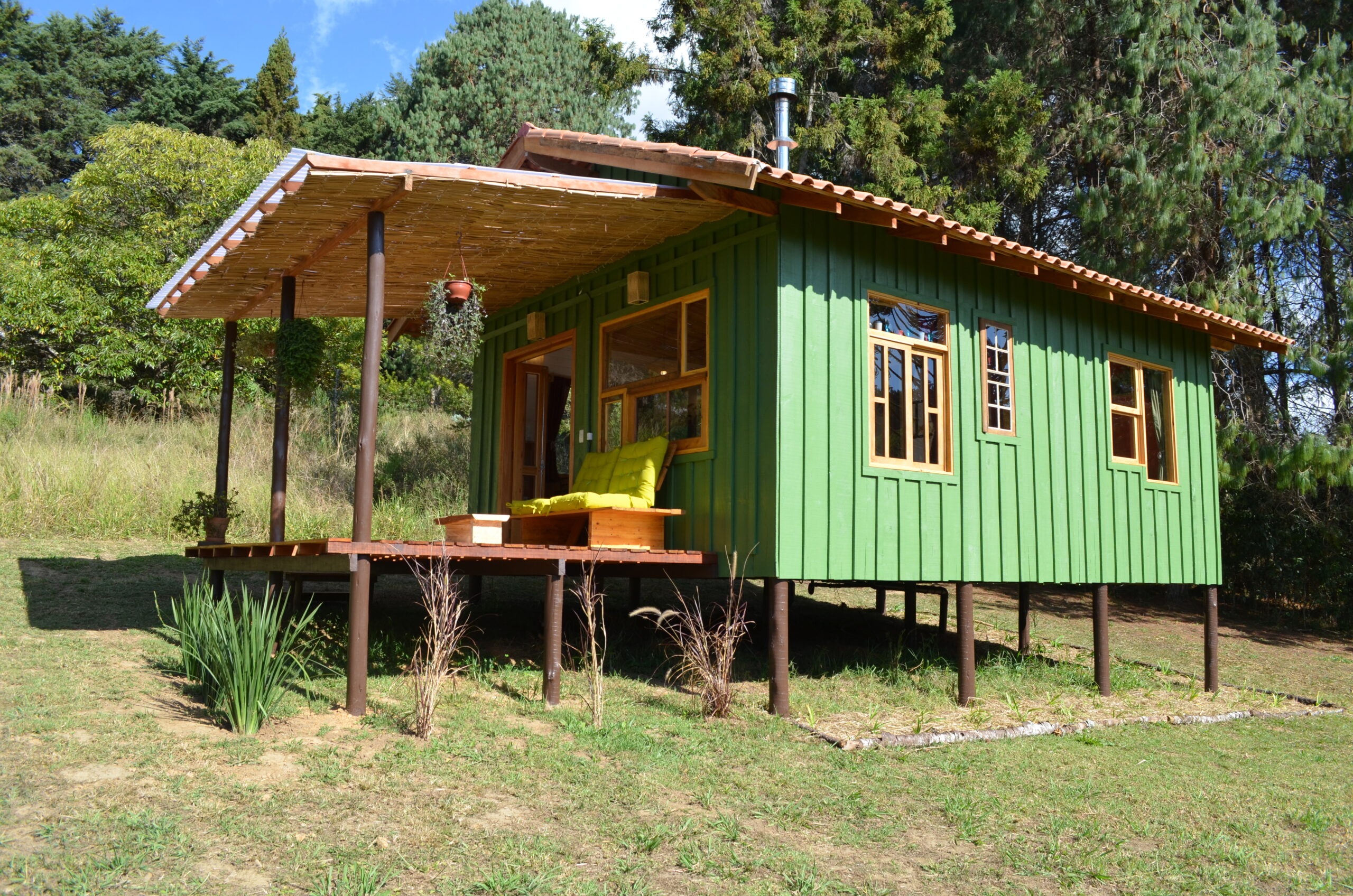 Cabana de madeira para descansar no campo | Reserve na Holmy.